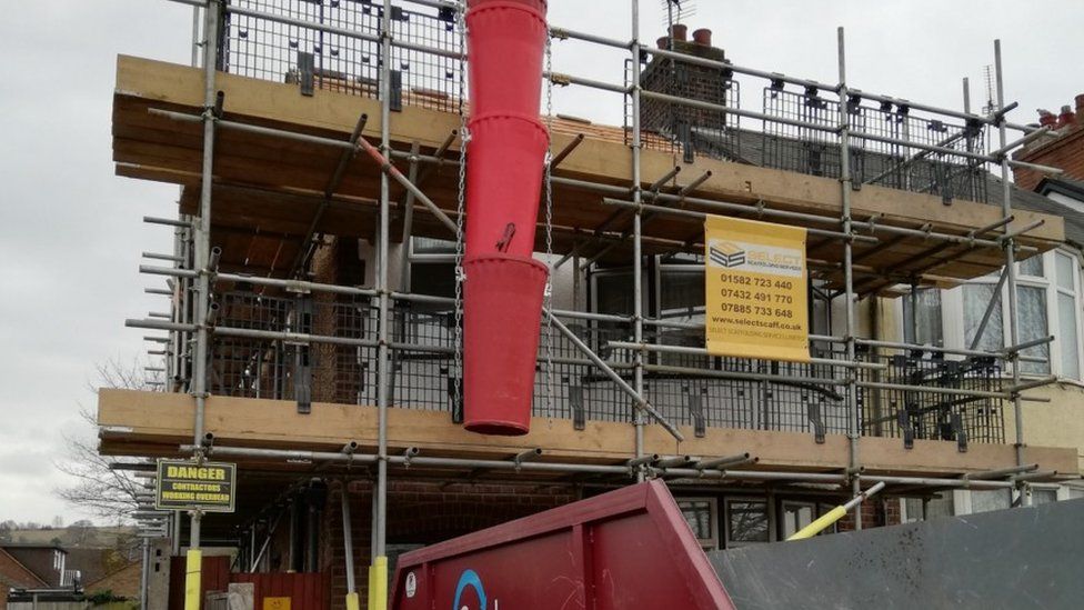 Luton house transformed through 'community spirit' - BBC News