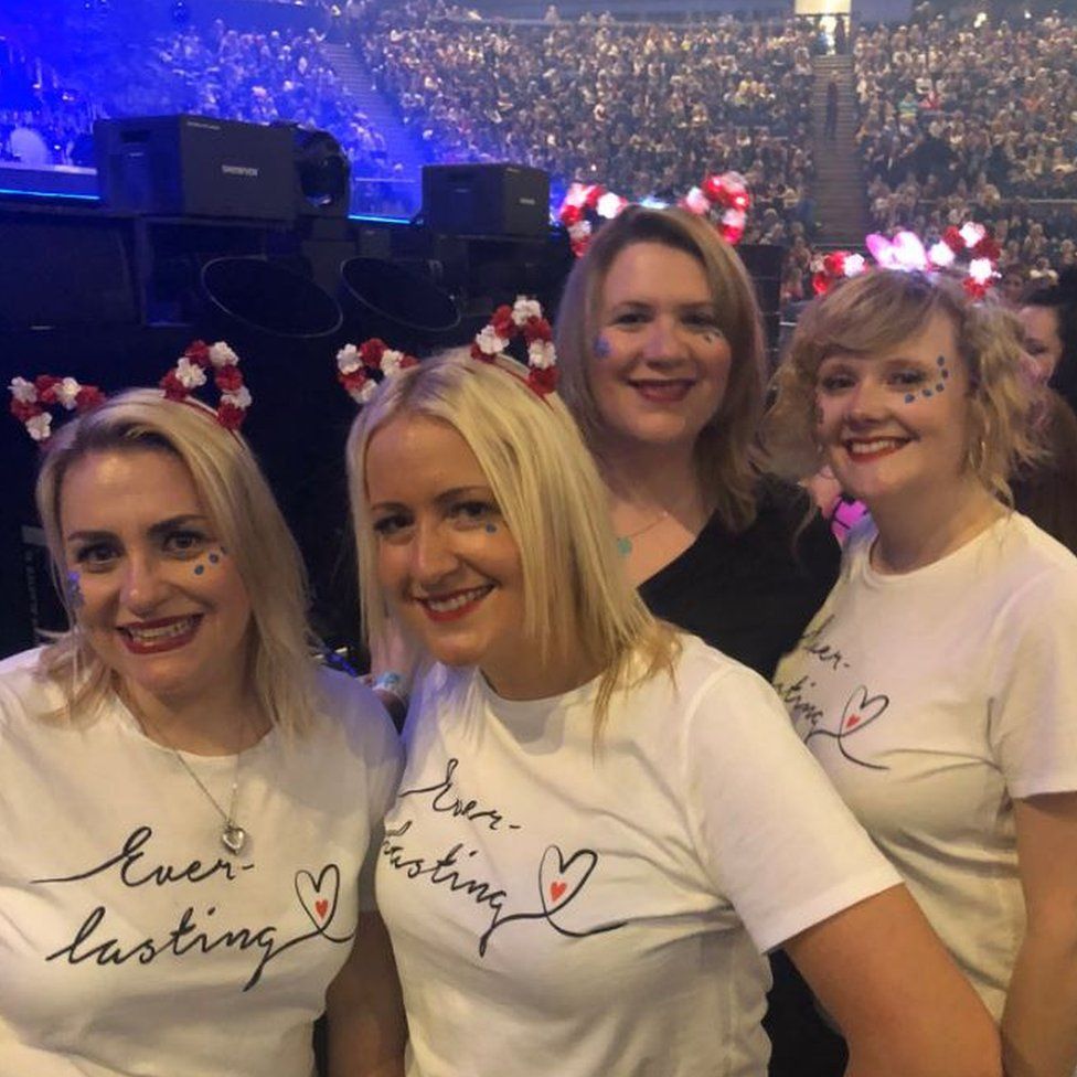 Extreme queuing: Five days in line to see favourite band - BBC News