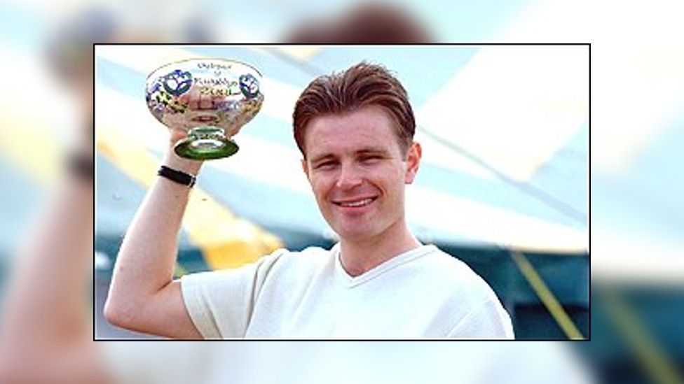 Spencer Harris: O Ddysgwr y Flwyddyn i Welcome to Wrexham - BBC Cymru Fyw