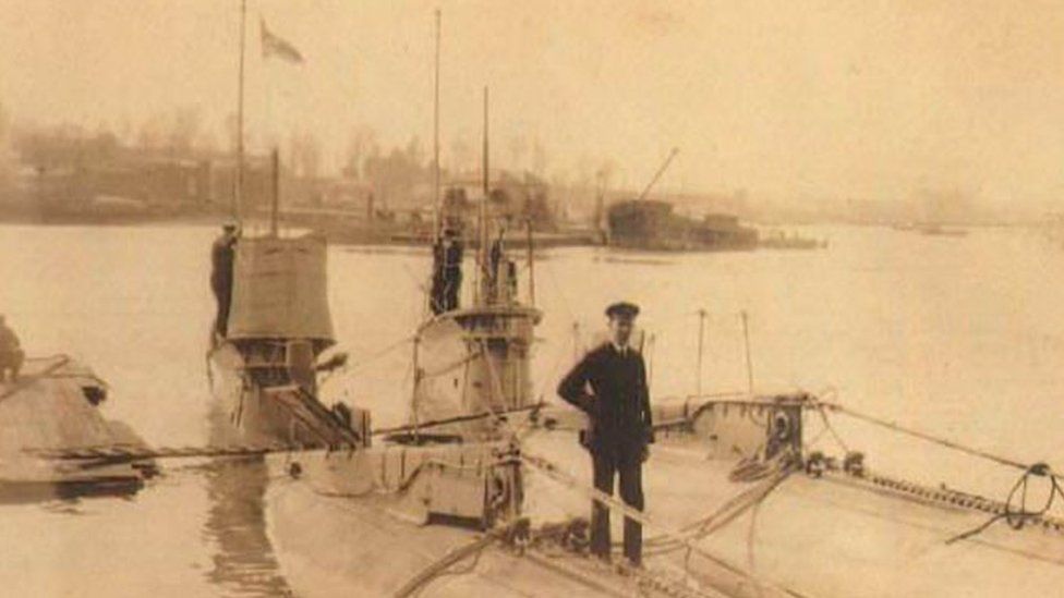 WW1 hero honoured 100 years after daring submarine raid - BBC News