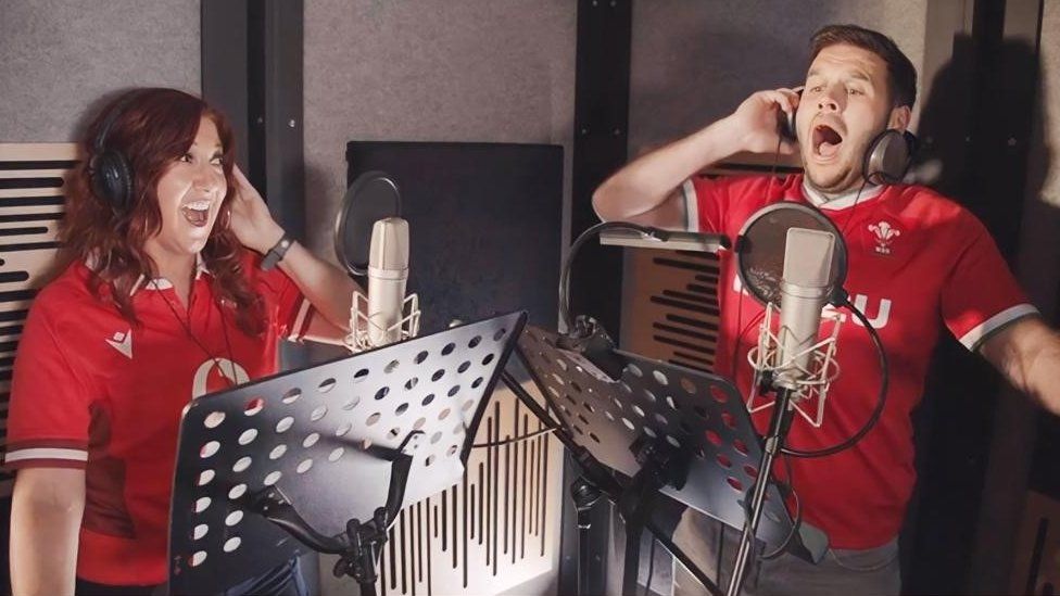 Fersiwn newydd Byd o Heddwch i ysbrydoli tîm rygbi Cymru - BBC Cymru Fyw