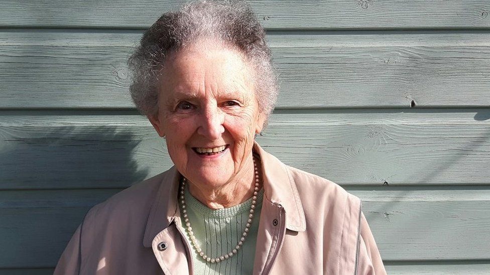 Paratoi i agor capel newydd yn Llanbedr Pont Steffan - BBC Cymru Fyw