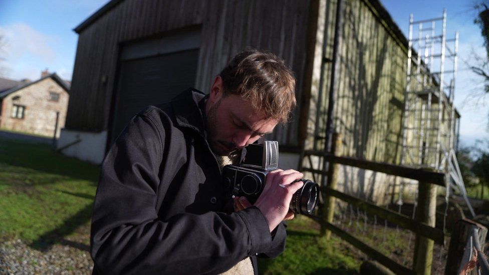 Defnyddio celf i annog sgyrsiau am anabledd - BBC Cymru Fyw