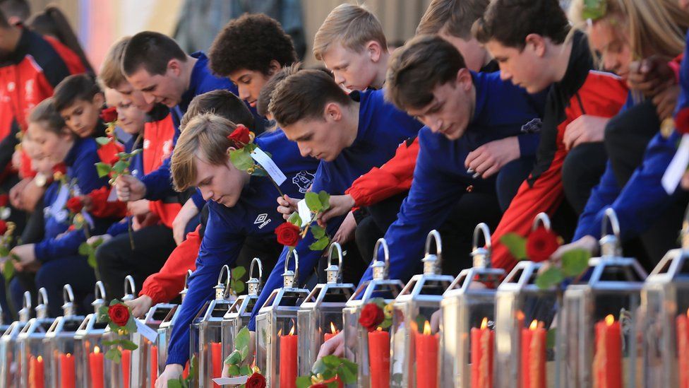 Thousands attend Hillsborough vigil in Liverpool - BBC News