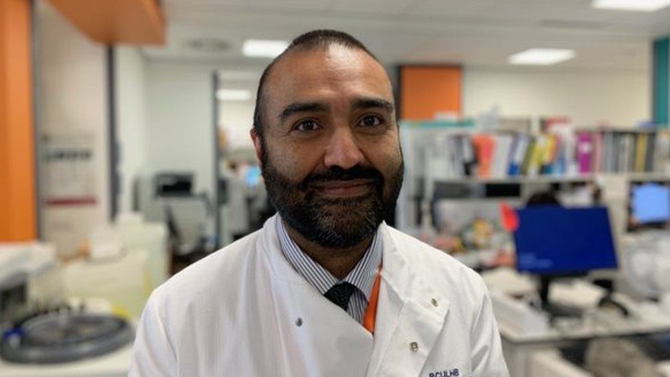 Bwrdd iechyd yn 'arloesi' ar ddiagnosis canser y prostad - BBC Cymru Fyw