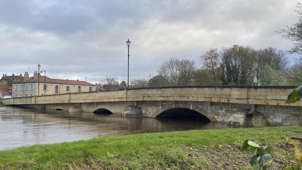 Tadcaster Bridge to remain open for longer in bad weather - BBC News