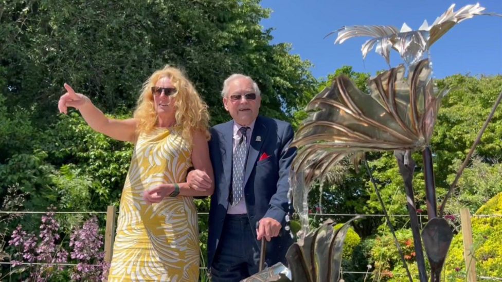 New garden built for Cornish hospice - BBC News