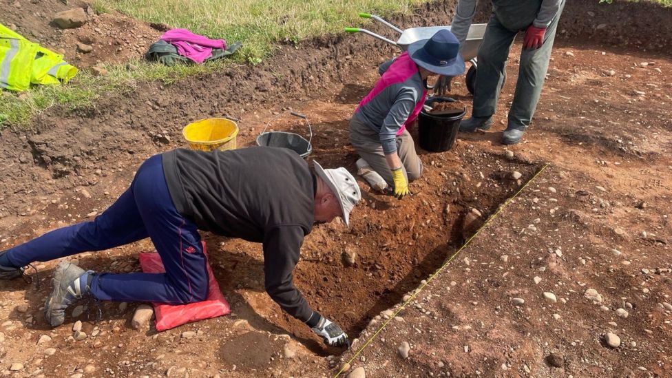 Archaeological dig aims to unveil Silloth's rural past - BBC News