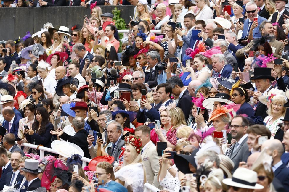 Royal Ascot: King and Queen join racegoers - BBC News
