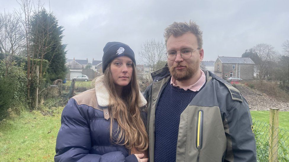 'Hunllef' i gwpl ar ôl i wal eu gardd ddisgyn i Afon Tawe - BBC Cymru Fyw