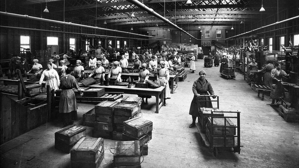 Leeds Leodis archive seeks help over old photos - BBC News