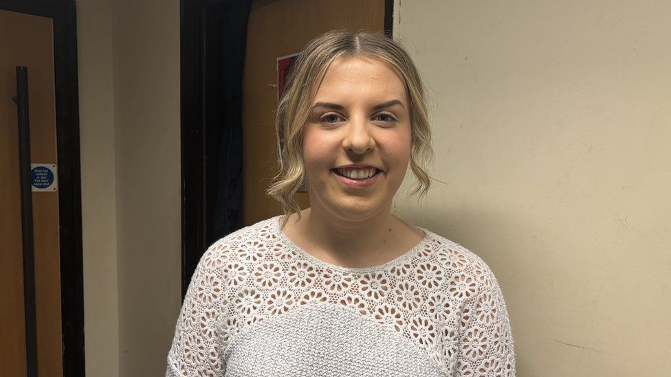 'Brwdfrydedd' dramâu ffermwyr ifanc yn cynnig gobaith - BBC Cymru Fyw