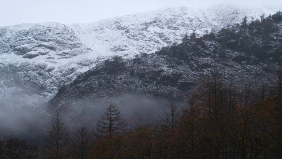 In pictures: Snow falls across England - with more forecast - BBC News