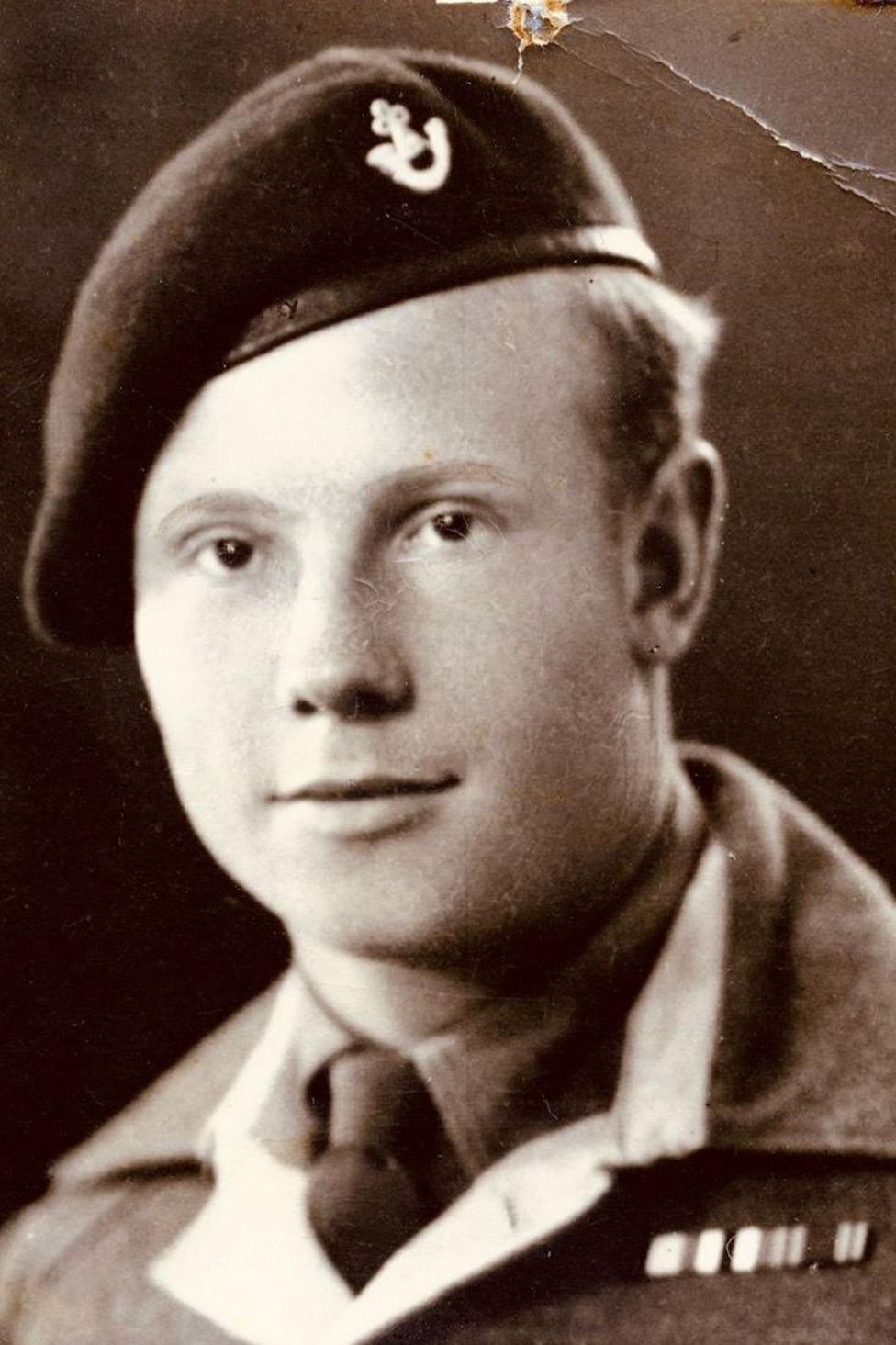 D-Day machine gunner recalls 'flying coffin' glider landing - BBC News