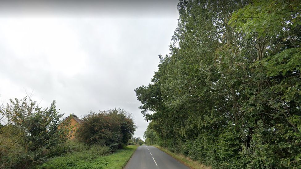 Newport Pagnell teen arrested after passenger, 19, dies in crash - BBC News