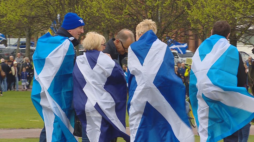 Tens of thousands march for Scottish independence - BBC News