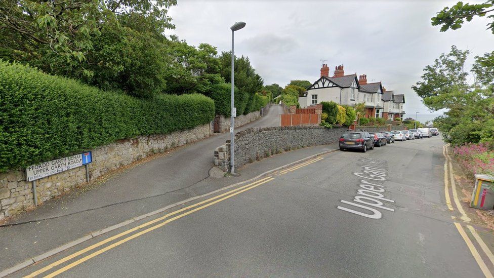 Staff wedi 'taflu deunydd ailgylchu gyda'r sbwriel' - BBC Cymru Fyw