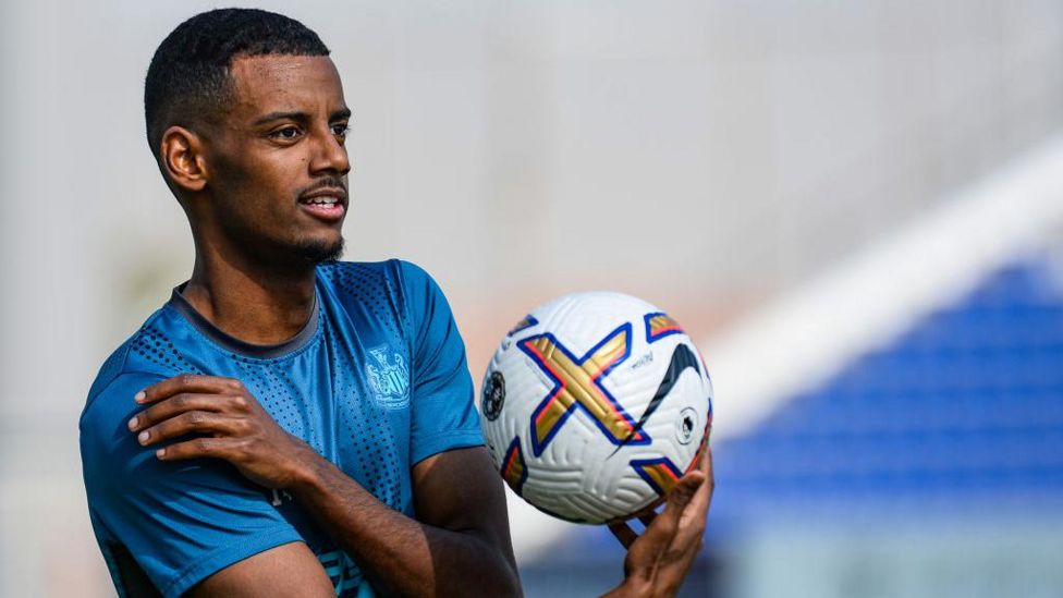 Newcastle: I﻿sak returns to training - BBC Sport