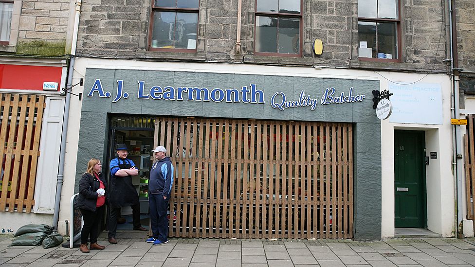 In pictures: Jedburgh's ba' game battles - BBC News