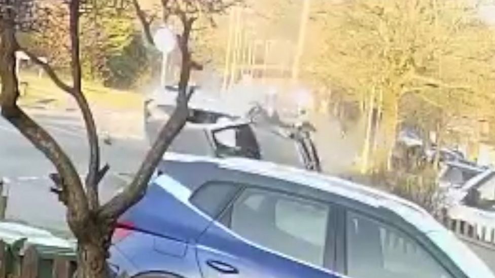 Driver sentenced for impeding ambulance in Maidenhead - BBC News