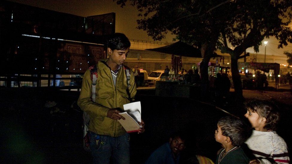 The street children who run a newspaper in India - BBC News