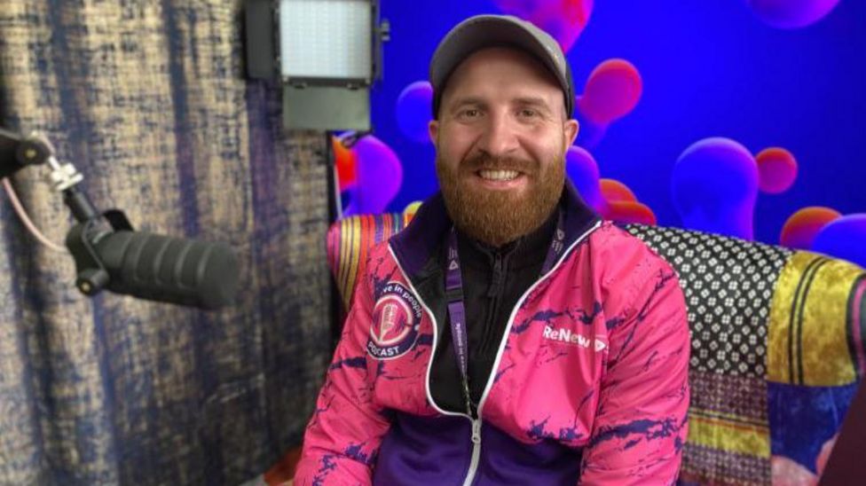 Teenager's 'best day' running mile with The Hardest Geezer - BBC News