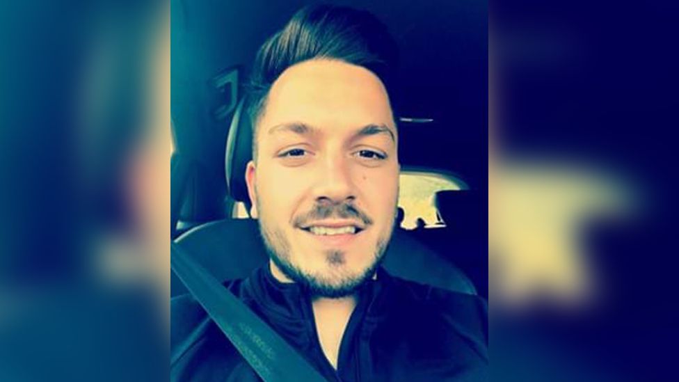 Police officer 'overwhelmed' by support after assault - BBC News