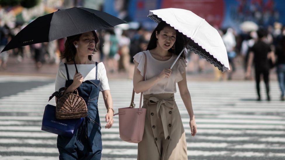 Typhoon Jongdari: Japan storm cuts power to thousands - BBC News