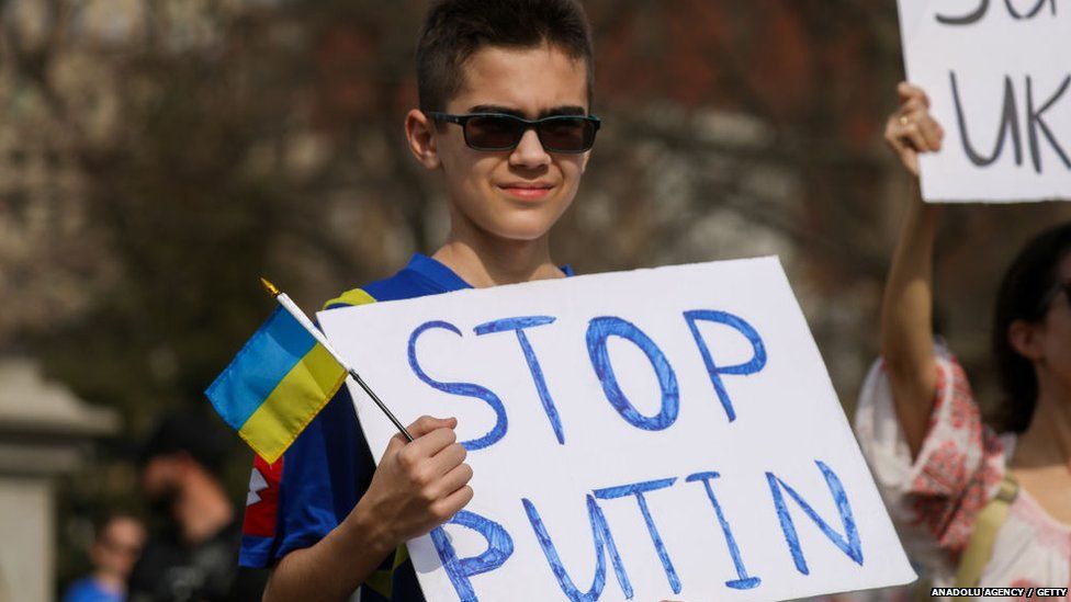 Ukraine: Protests continue as people call for end to war - BBC Newsround