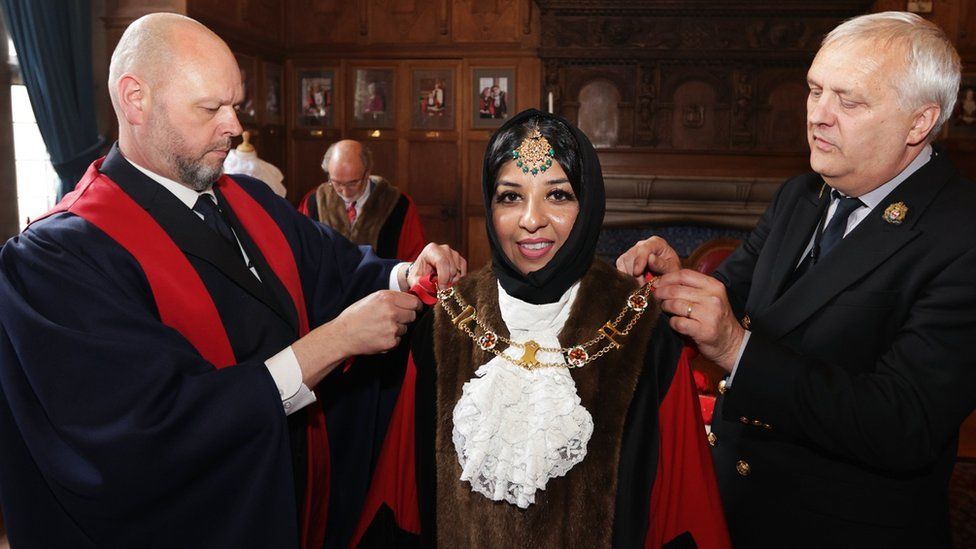 Oxford swears in first Muslim woman lord mayor - BBC News