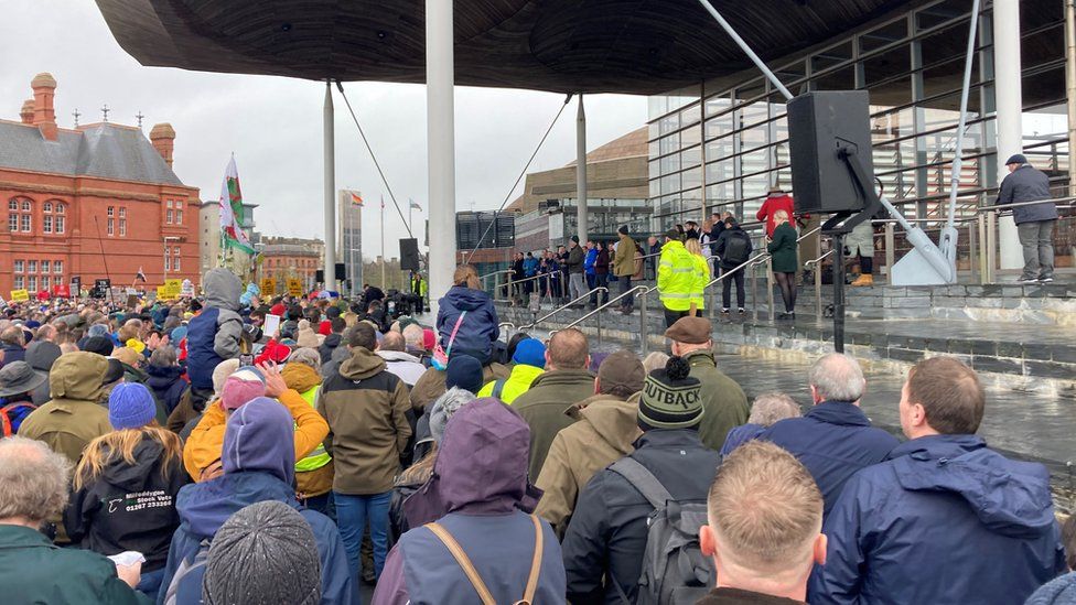 Miloedd o ffermwyr yn protestio o flaen y Senedd - BBC Cymru Fyw