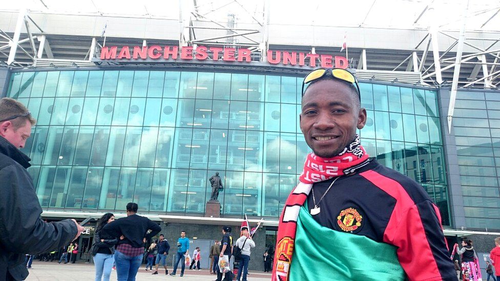 Fans hit by Old Trafford bomb scare return for game - BBC News