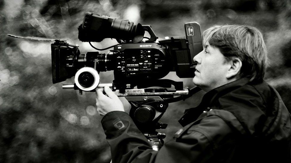 Croesi dau gyfandir mewn car trydan i gefnogi Cymru - BBC Cymru Fyw