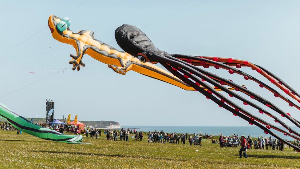 Free two-day kite festival to take to the skies in Bridlington - BBC News