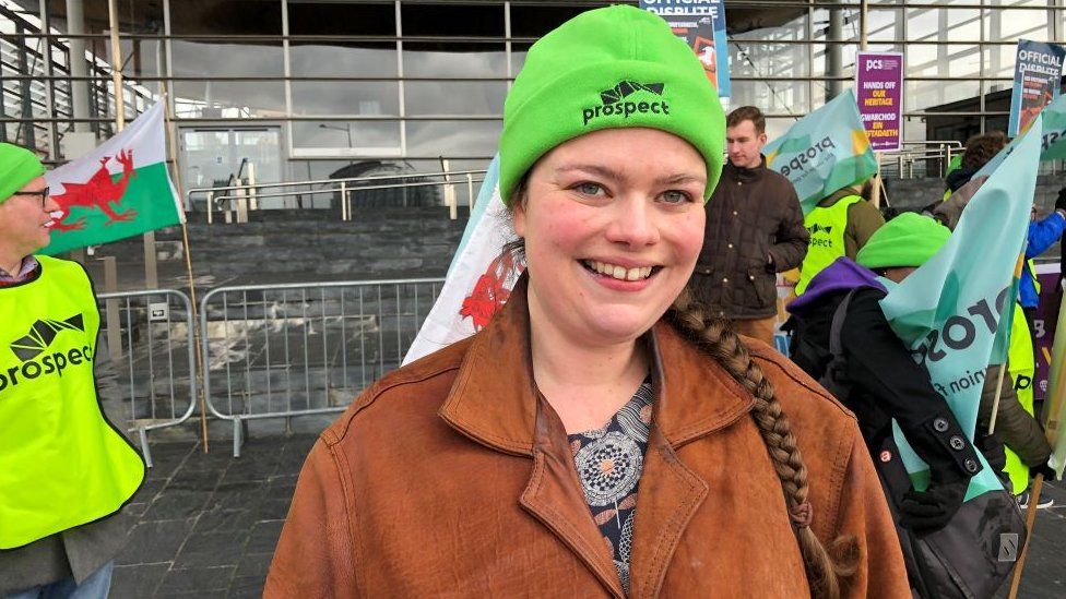 Protest yn erbyn toriadau treftadaeth y tu allan i'r Senedd - BBC Cymru Fyw