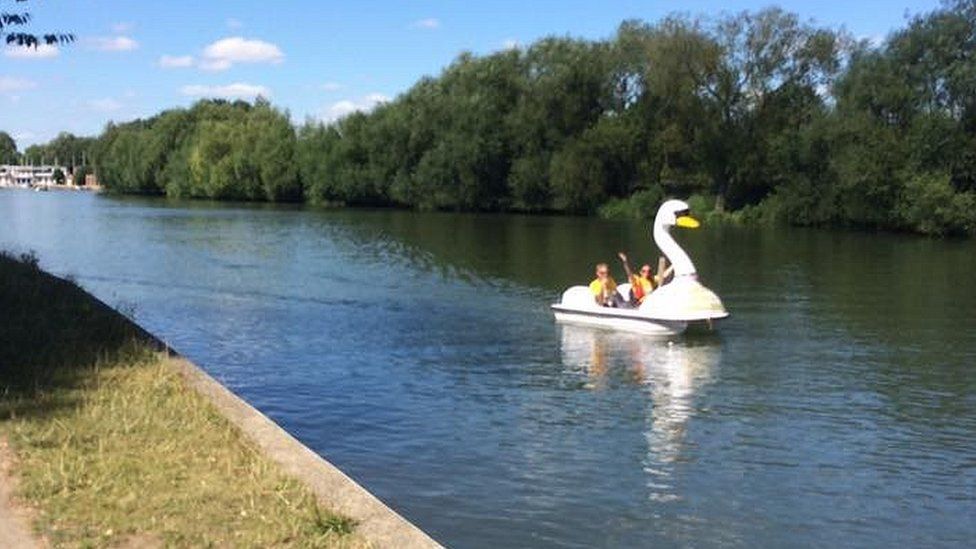 Scout leaders' Swan pedalo Thames challenge under way - BBC News