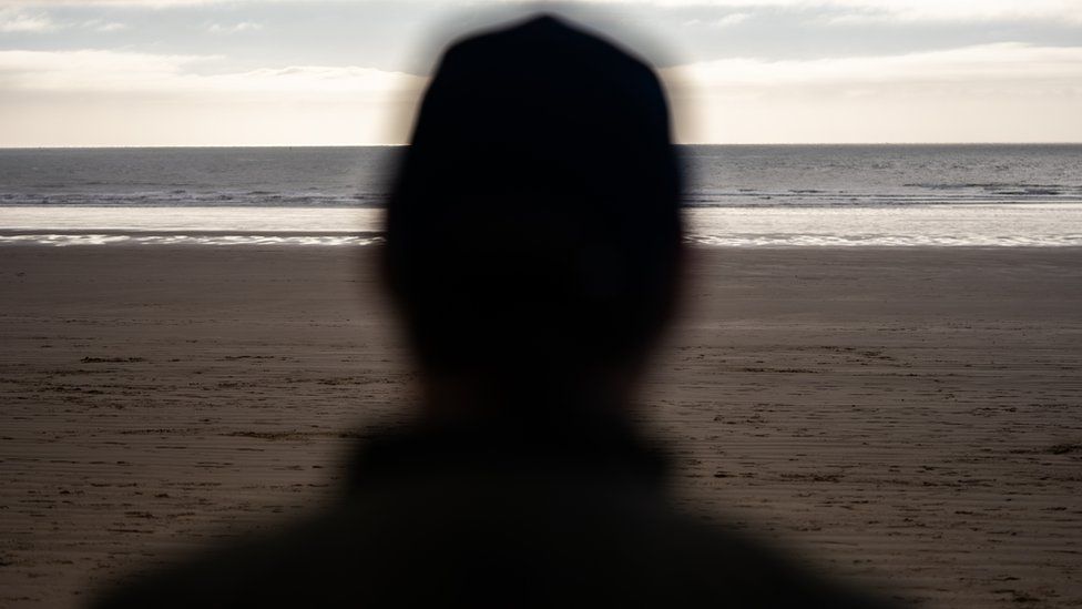 Gofalwyr plant sy'n perthyn yn darparu 'gofal rhad' - BBC Cymru Fyw