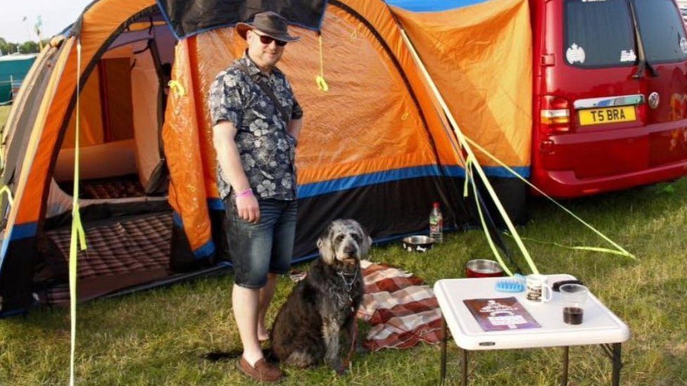Guide dog refused entry to Santa Pod race track - BBC News