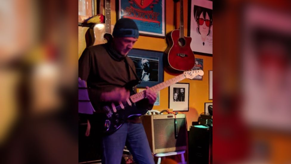 Stroud 'music legend' Dave Mauler to be honoured with memorial - BBC News