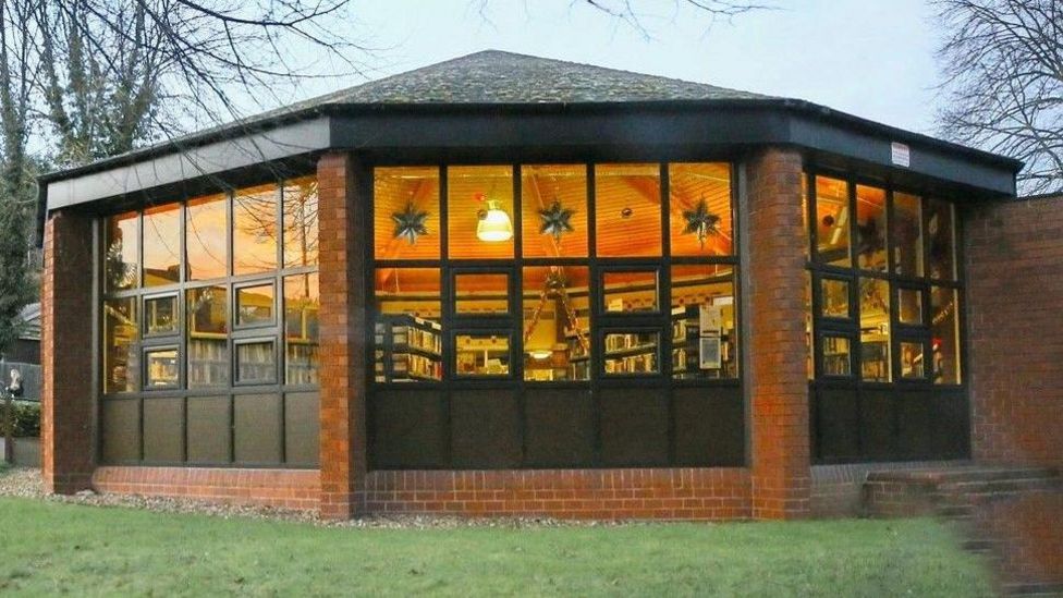 Students with learning disabilities to run Raunds library - BBC News