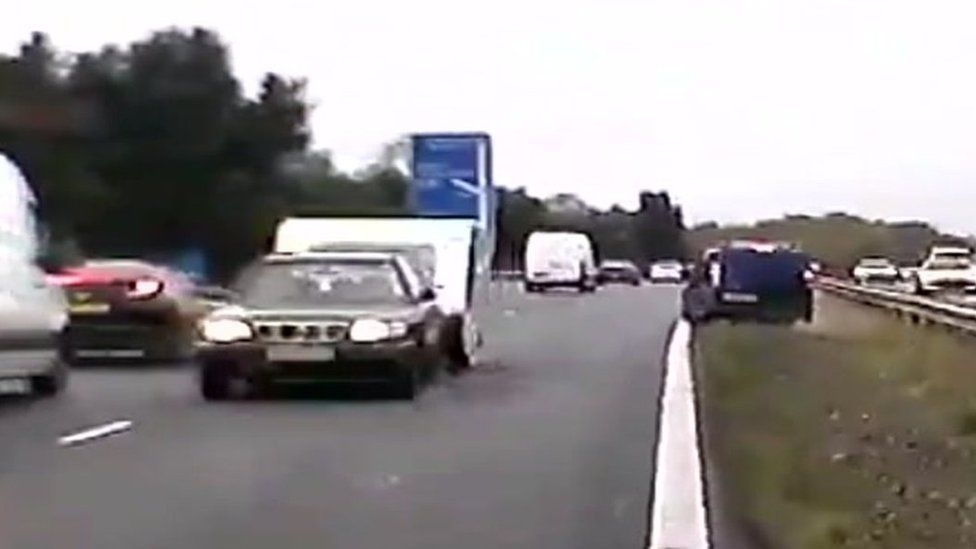 M25 wrong way driver 'blamed sat-nav' - BBC News