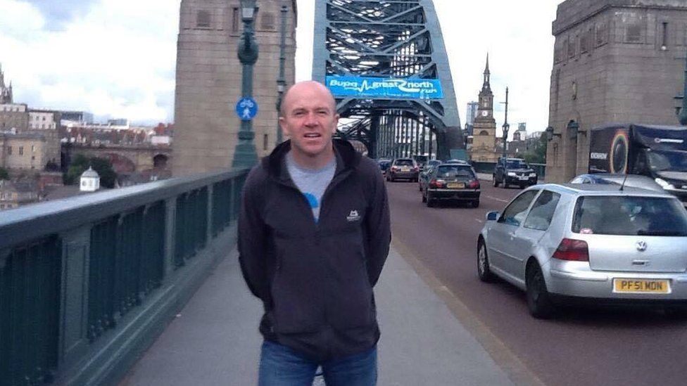 Boston Marathon: Omagh runner's heroism goes viral - BBC News