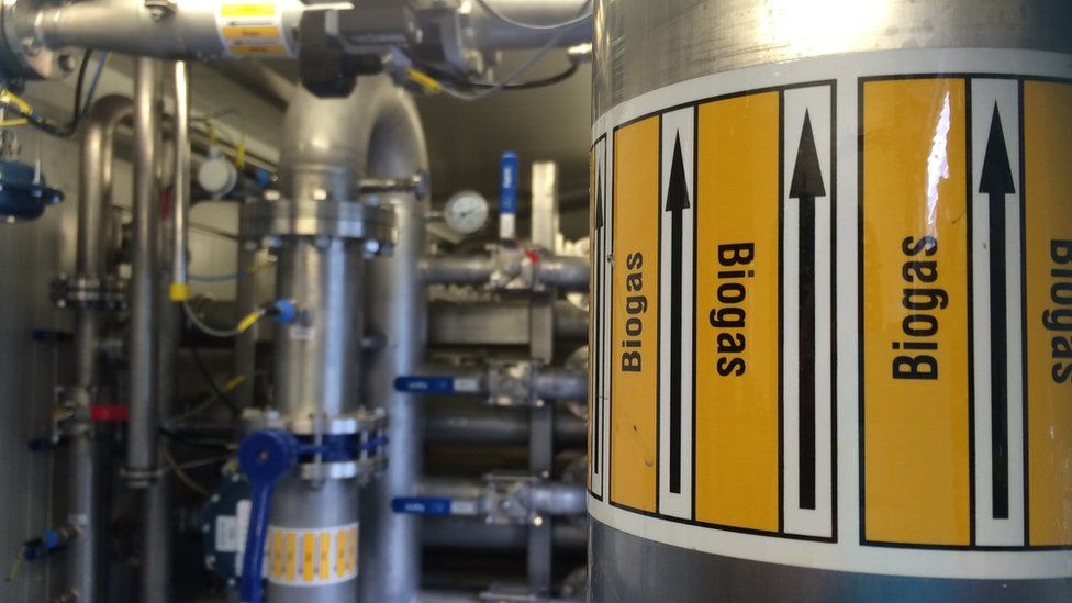 Powered by poo: Somerset dairy farm enjoys biogas boom - BBC News