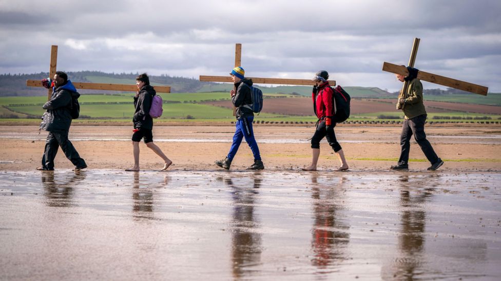 Group complete 118-mile pilgrimage to Holy Island - BBC News