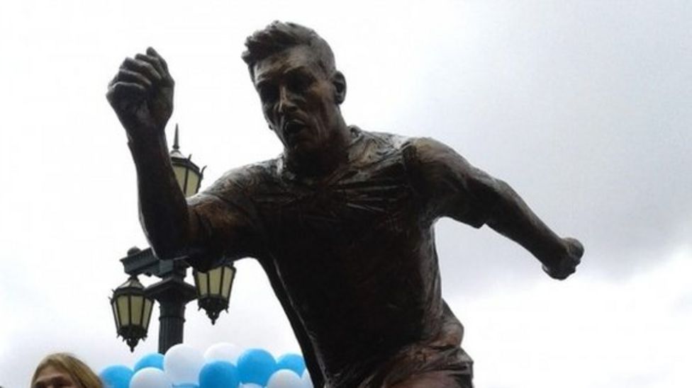 Lionel Messi statue vandalised in Buenos Aires - BBC News