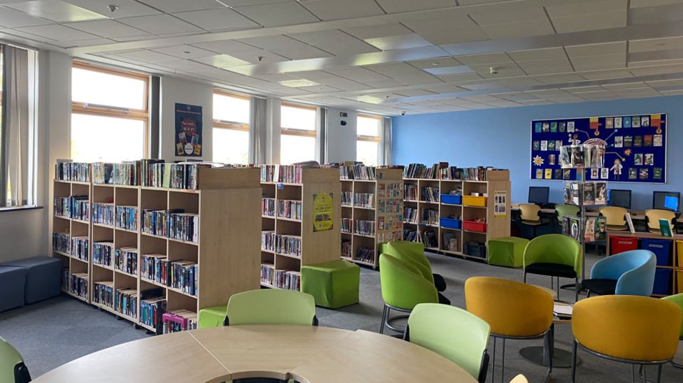 Book donations fill Telford school's library - BBC News
