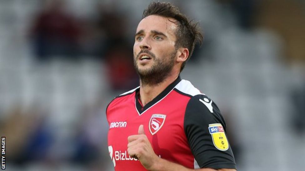 Aaron Wildig: Morecambe midfielder signs one-year deal - BBC Sport