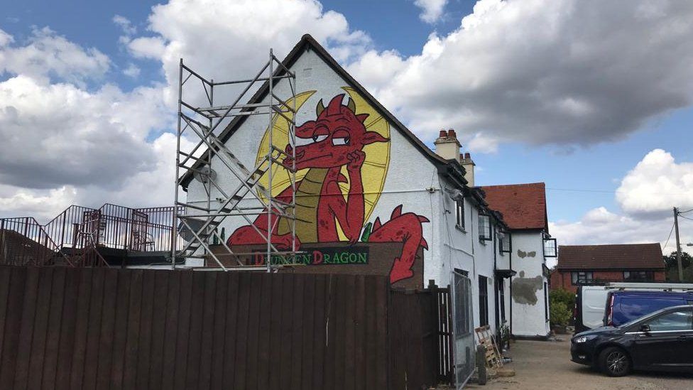 Frank Bruno weighs in to Essex's Drunken Dragon mural row - BBC News