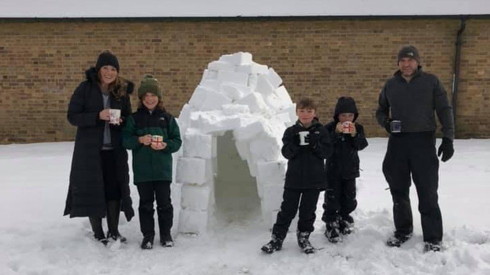 Rutland dad and son, 10, sleep in garden igloo at -5C - BBC News