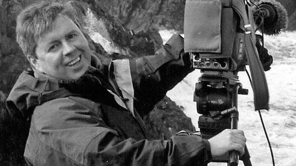 Teyrngedau i ddyn camera 'hynaws' - BBC Cymru Fyw